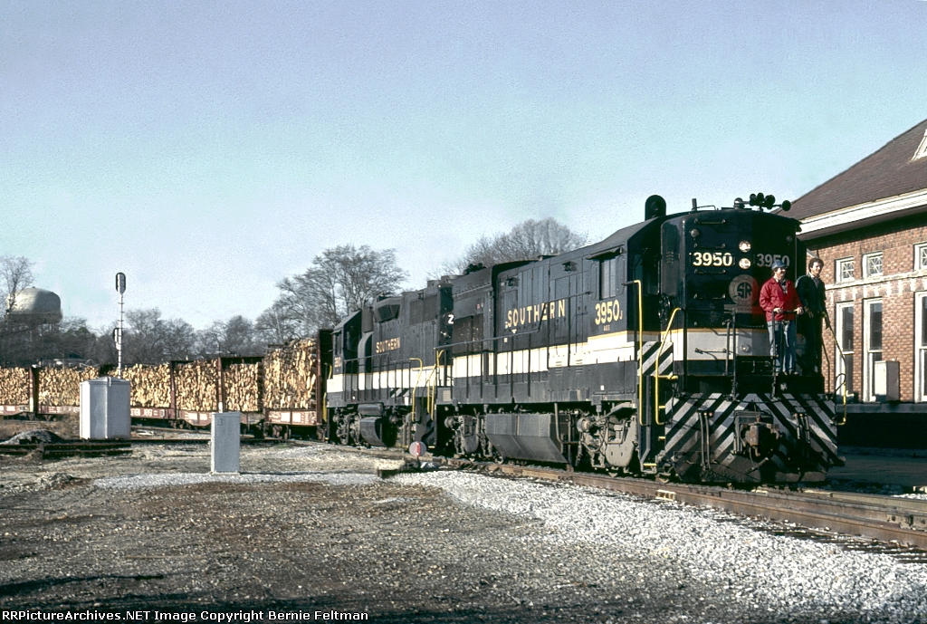 Southern Railway U23B #3950 leads "P" line train #46 across the Western Railway of Alabama and ...